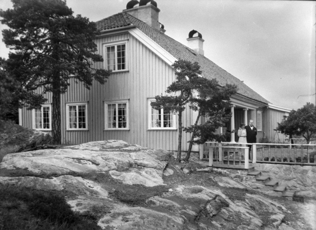 "Bloksberg" på Hankø. Eksteriør. Par foran inngangen. Bestiller: C. B ...