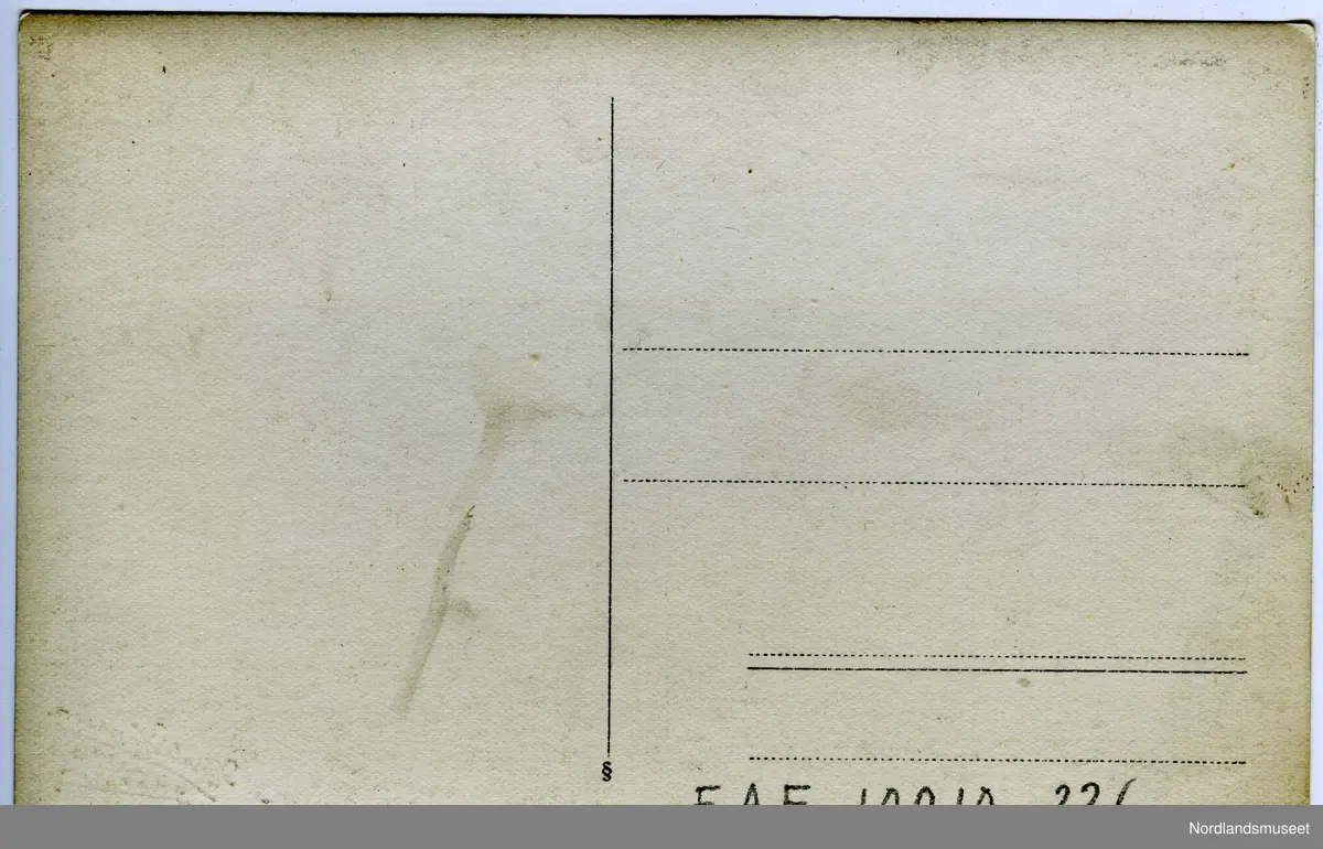 Postkort med bilde av forretningsbygning med skilt "E. Weltzen Holst ...