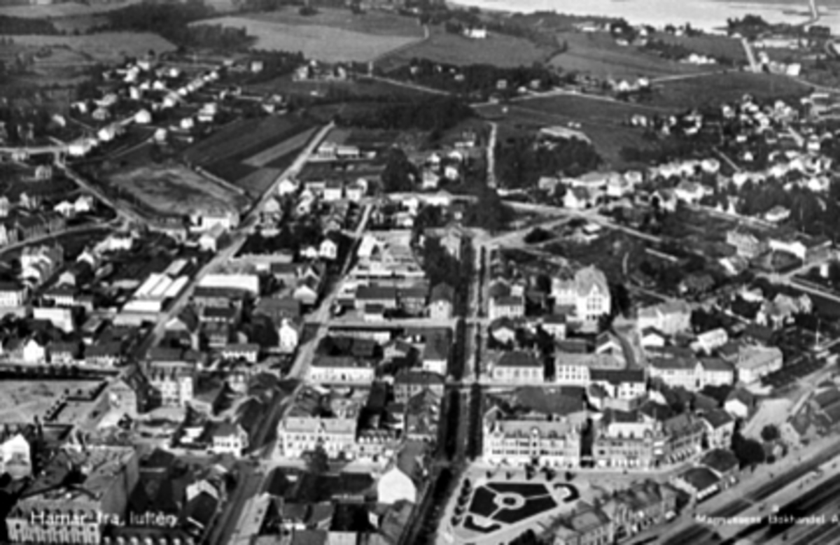 Postkort, Hamar, flyfoto over sentrum, fra jernbaneplassen mot nord ...