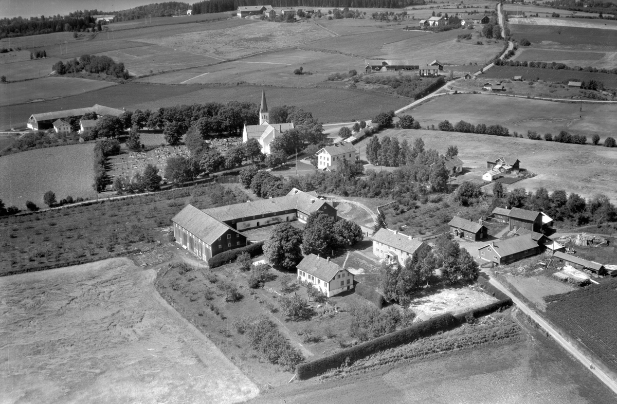 Flyfoto av Stor Deglum gård, Furnes, Ringsaker. Furnes kirke. Kirkenær ...