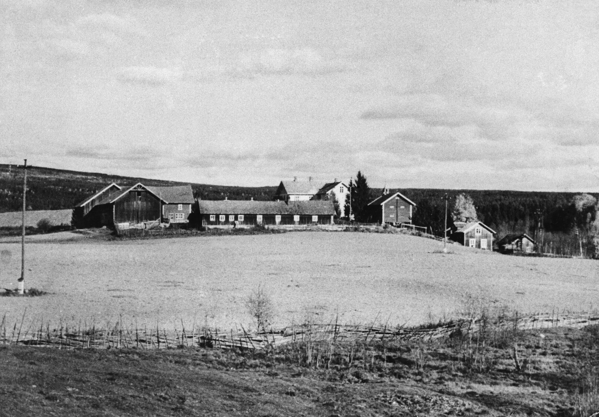 Gardsbruk, Arnkværn gård, Furnes, Ringsaker. Med alle husa på tunet før ...