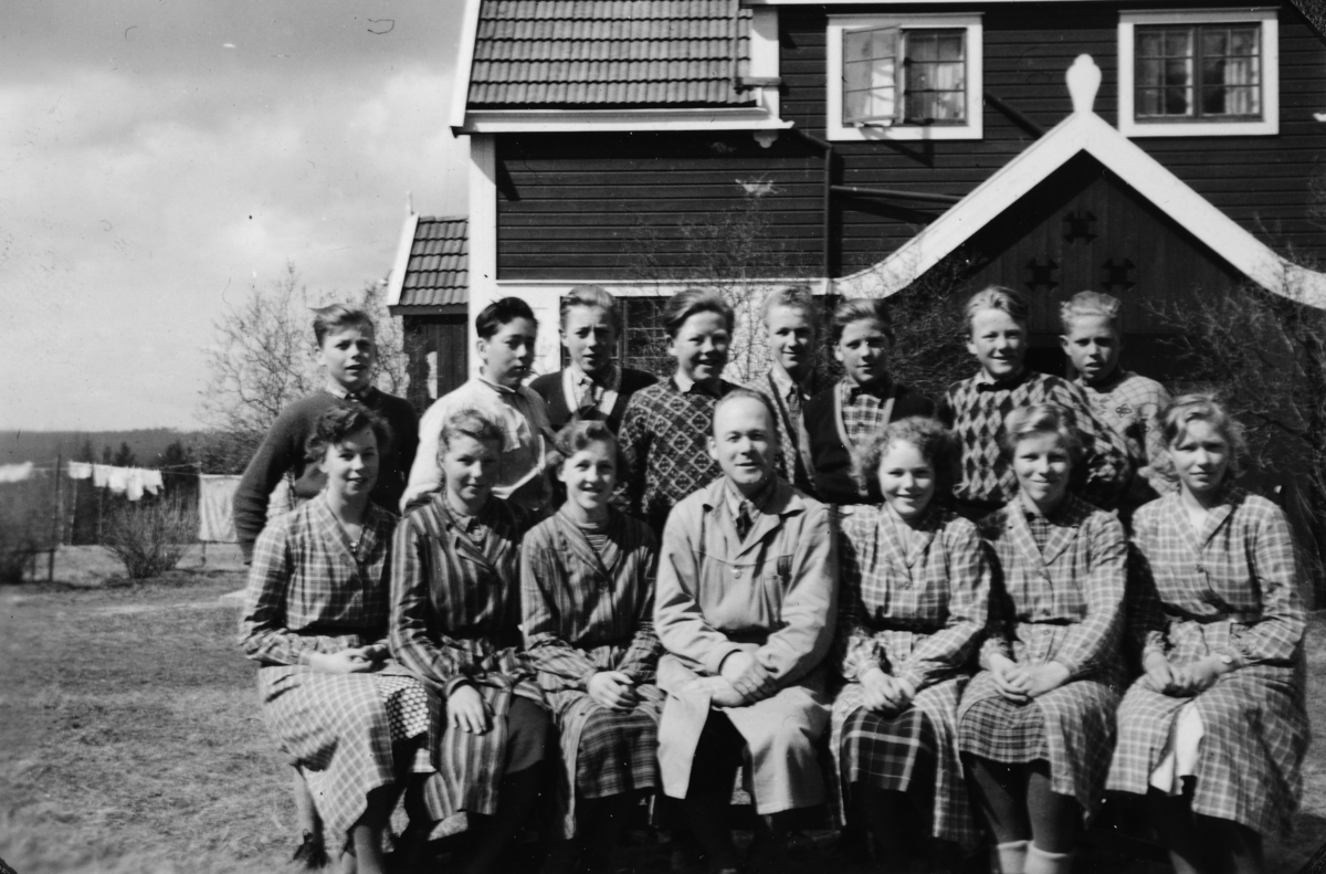 Foss skole, Stange. Framhaldskolen. Foran f. v. Bjørg Dagfinrud, Gerd ...