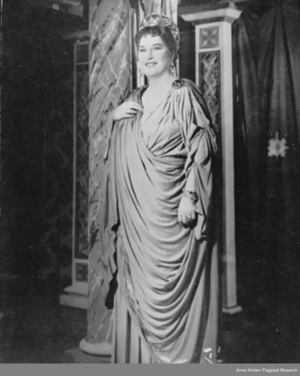 Rollebilde. Kirsten Flagstad som Dido i Dido og Aenaes, opera av Henry ...