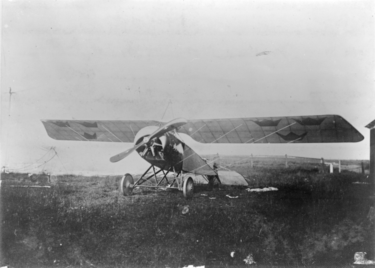 Flygplan Thulin typ D på marken. - Flygvapenmuseum / DigitaltMuseum