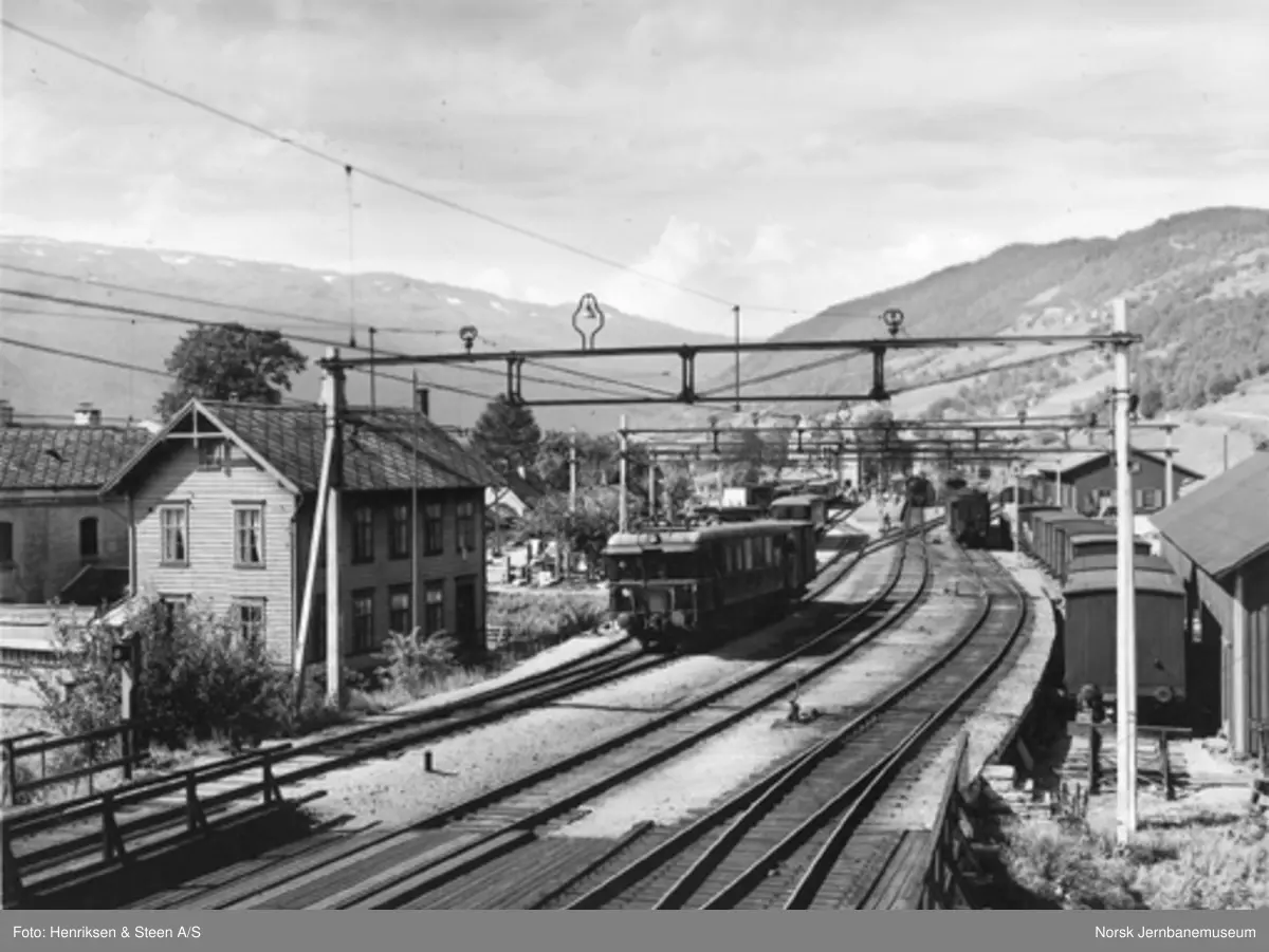 Voss stasjon : tog mot Granvin forlater stasjonen - Norsk ...